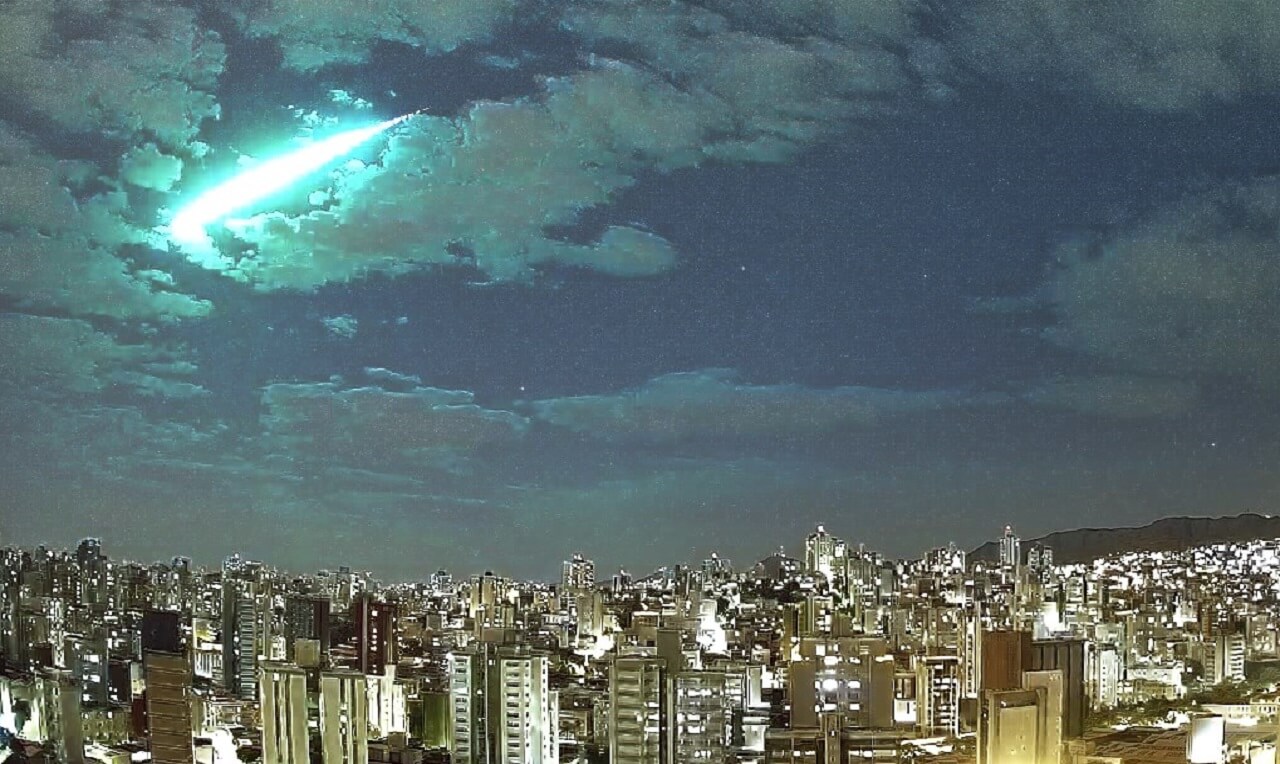 Meteoro lustroso e esverdeado risca o céu de cidades de Minas Gerais e São Paulo - Clima ao Vivo